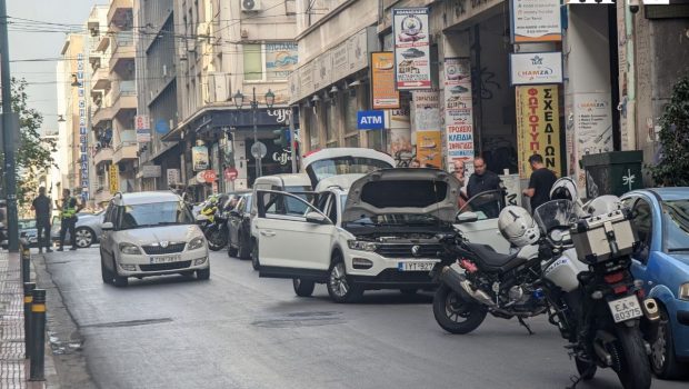 Συναγερμός στο κέντρο της Αθήνας: Βρέθηκε όχημα με εκρηκτικά και όπλα ...