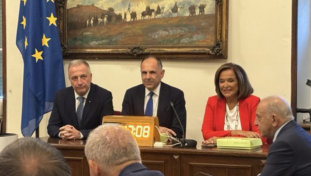 Γεραπετρίτης: «Μασάζ» σε βουλευτές της ΝΔ - Κατά του ειδικού ...