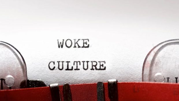 Πέφτει πολλή θολούρα στην κουβέντα για την woke κουλτούρα | in.gr