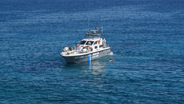 Καταδίωξη διακινητών μεταναστών στη Λέσβο - Εμβόλισαν το σκάφος του ...