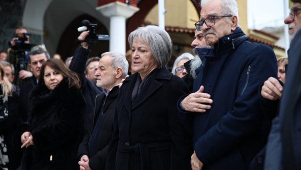 «Σε φαντάζομαι να ζητάς οξυγόνο, όπως τα παιδιά των Τεμπών» - Σε κλίμα ...