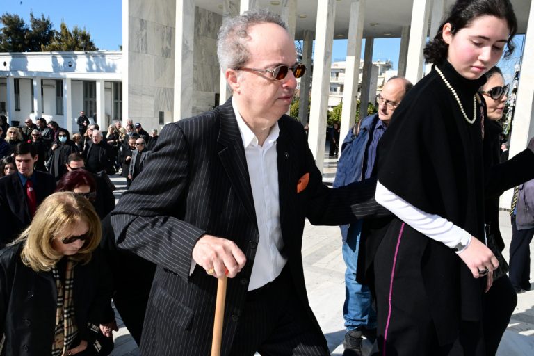 Δημήτρης Κολλάτος: Αυτήν την ώρα στο Α' Νεκροταφείο το τελευταίο αντίο ...