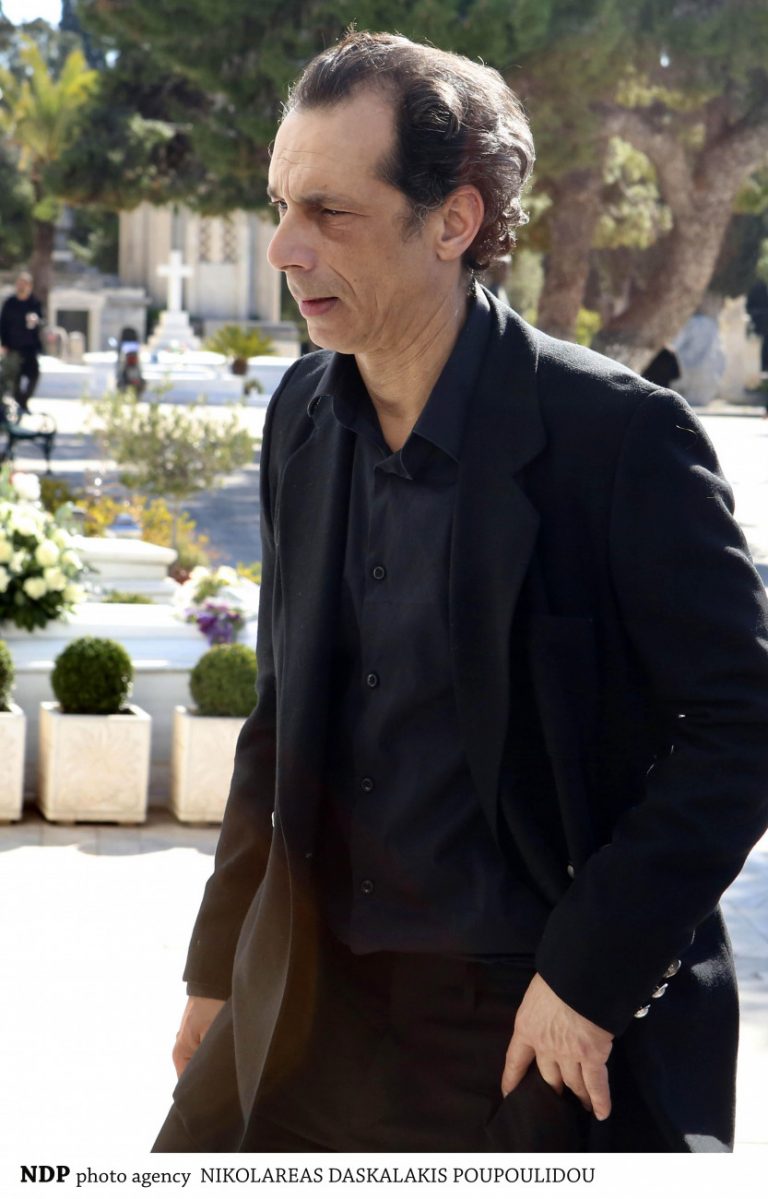 Δημήτρης Κολλάτος: Αυτήν την ώρα στο Α' Νεκροταφείο το τελευταίο αντίο ...