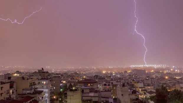 Καιρός: Άνοιξαν οι ουρανοί στην Αττική - Ισχυρή καταιγίδα, έκλεισε η ...