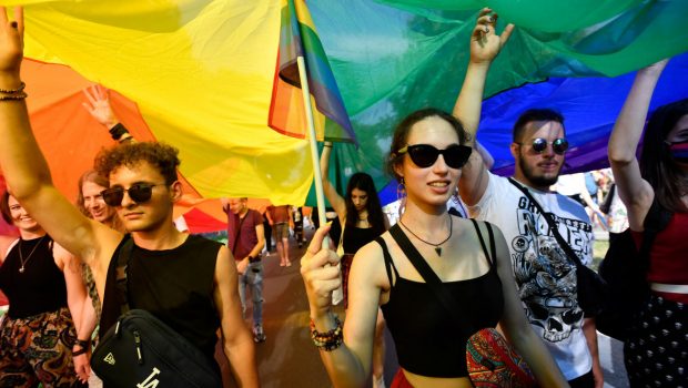 Ουγγαρία: Η κυβέρνηση του Όρμπαν κατέβασε νομοσχέδιο για να απαγορεύσει ...