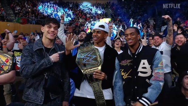 O Γιαμάλ βρέθηκε σε αγώνα Smackdown και φωτογραφήθηκε με θρύλο του WWE ...