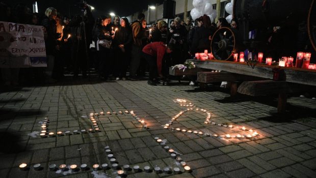 Αναμμένα κεριά για τις 57 ψυχές των Τεμπών - Συμβολικές διαμαρτυρίες σε ...