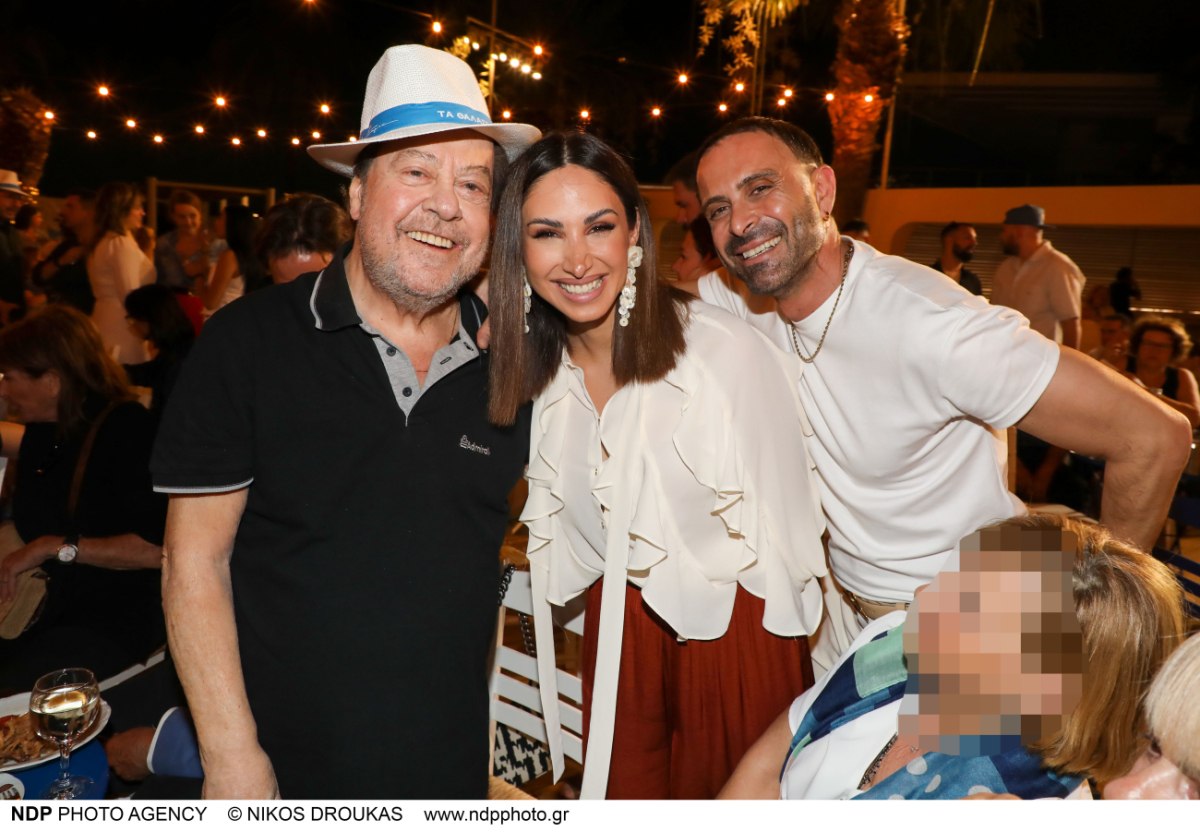 Γιάννης Πάριος: Παρουσίασε τα νέα τραγούδια του μαζί με τους γιους του ...