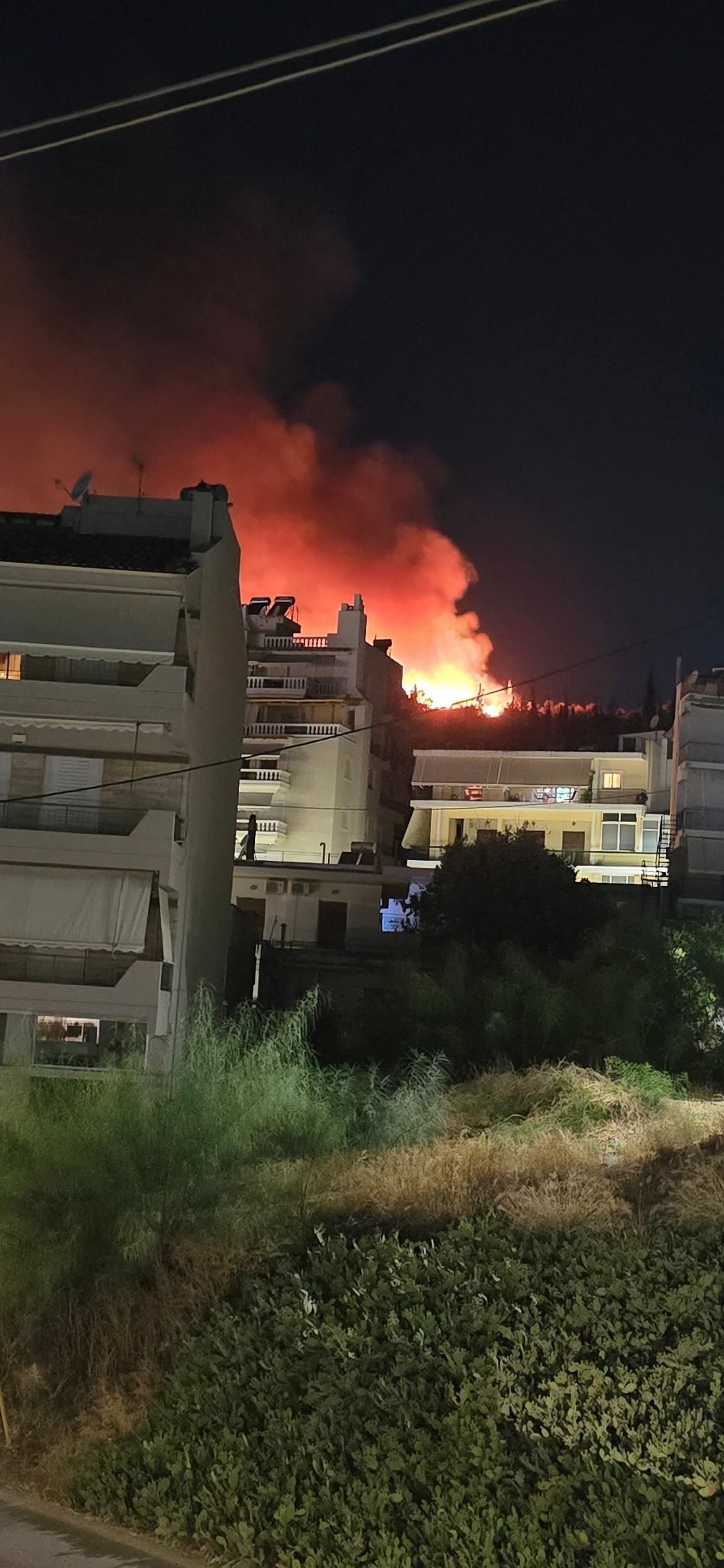 Καματερό: Οριοθετήθηκε η φωτιά που ξέσπασε στους πρόποδες του Ποικίλου ...