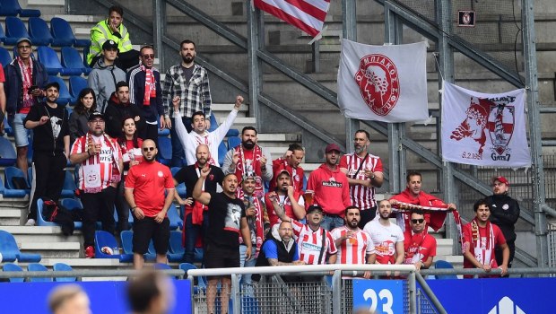Δίπλα στην ομάδα και πάλι ο κόσμος του Ολυμπιακού (pics) | in.gr