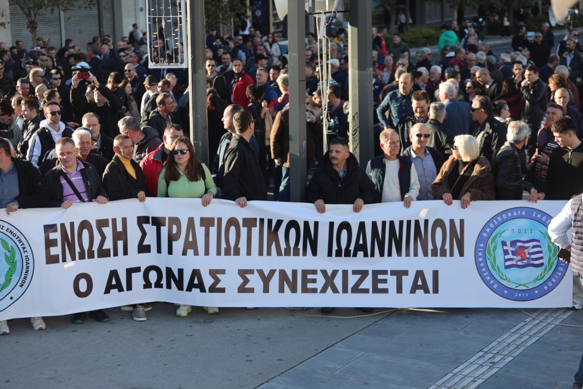 Συλλαλητήριο στρατιωτικών στα Προπύλαια κατά του νομοσχεδίου Δένδια | in.gr