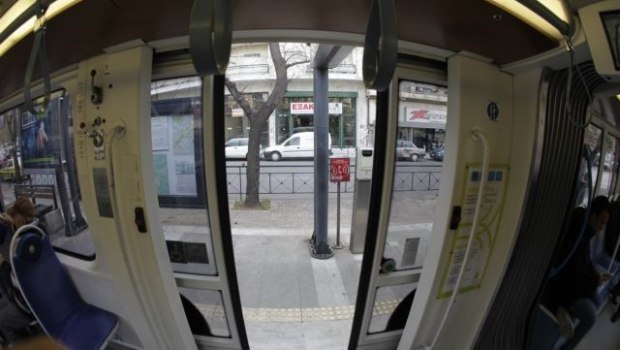 Αθήνα: Πάρκαρε το αυτοκίνητό του σε γραμμές του Τραμ - Το πρόστιμο που ...