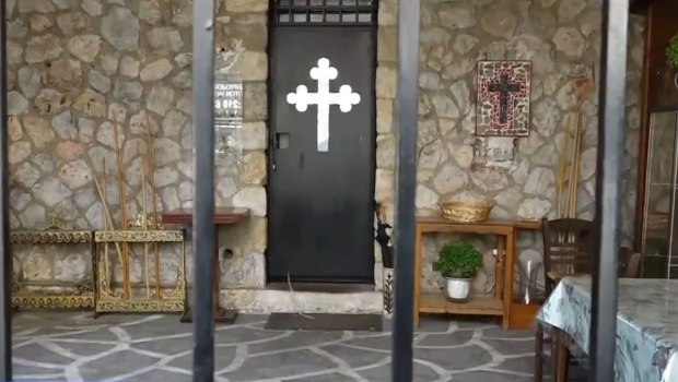 «Συνέχεια την ενοχλούσε, ήθελε λεφτά» - Συγκλονίζουν μάνα και κόρη της ...
