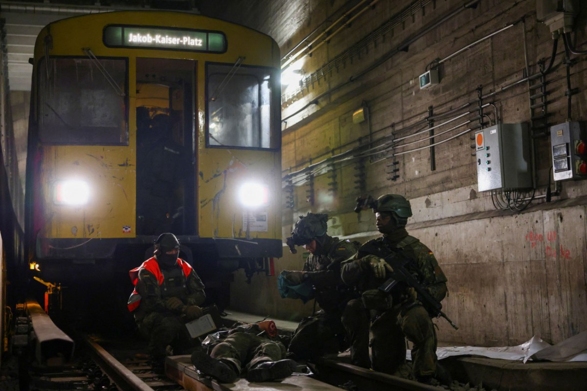 Γερμανία: Συναγερμός στις Ενοπλες Δυνάμεις - Άγνωστοι έκλεψαν χιλιάδες ...